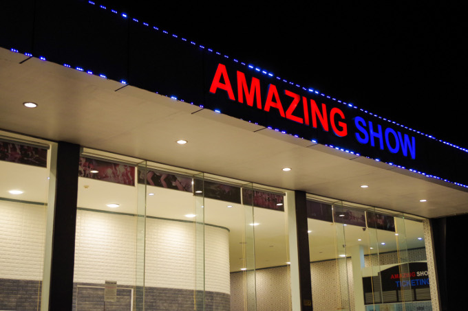 ただの「綺麗なおかまのショー」と甘くみないでください！ | ESTE Japan